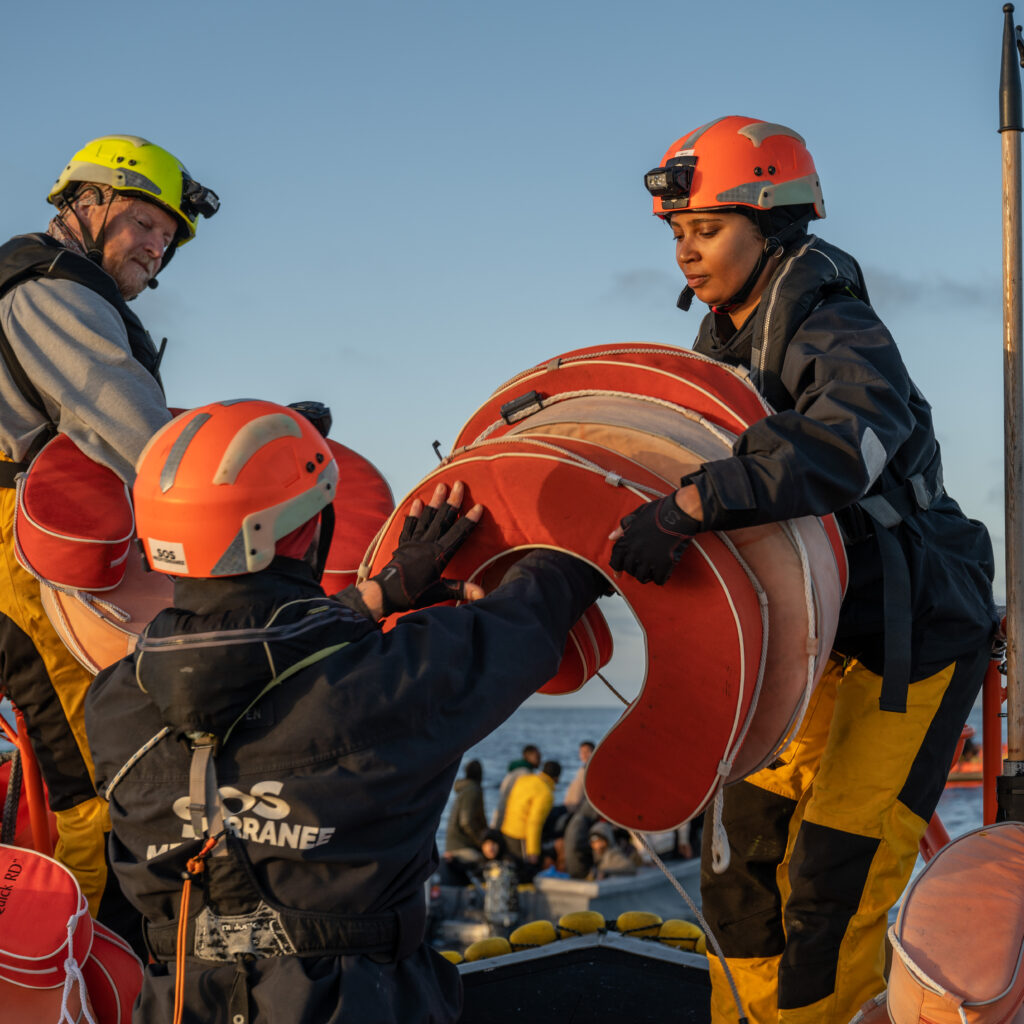 Carnet de mer : L’Ocean Viking, une tour de Babel en pleine mer - SOS ...